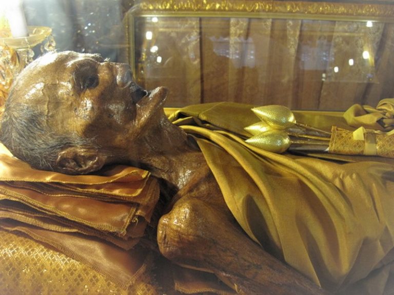 LP Ya Tan Suan – Famous Old Amulets – Thailand Amulet